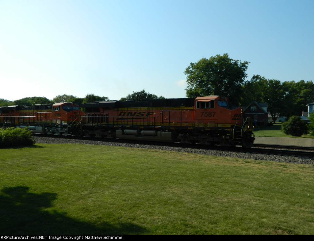 BNSF 7587